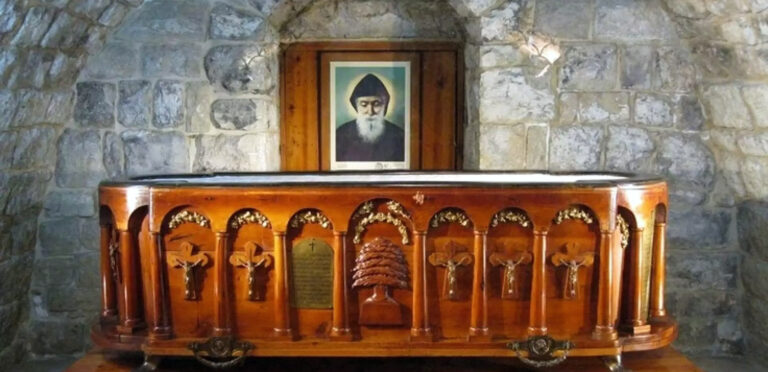 Vorbereitungen für den Papstbesuch am Grab des heiligen Scharbel ...